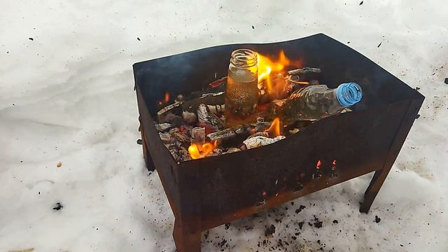 Кипячение воды в стеклянной бутылке и в пластиковой бутылке на костре. Эксперимент