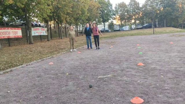 Петанк в кругу друзей в парке - можно собрать свою команду и участвовать в соревнованиях!