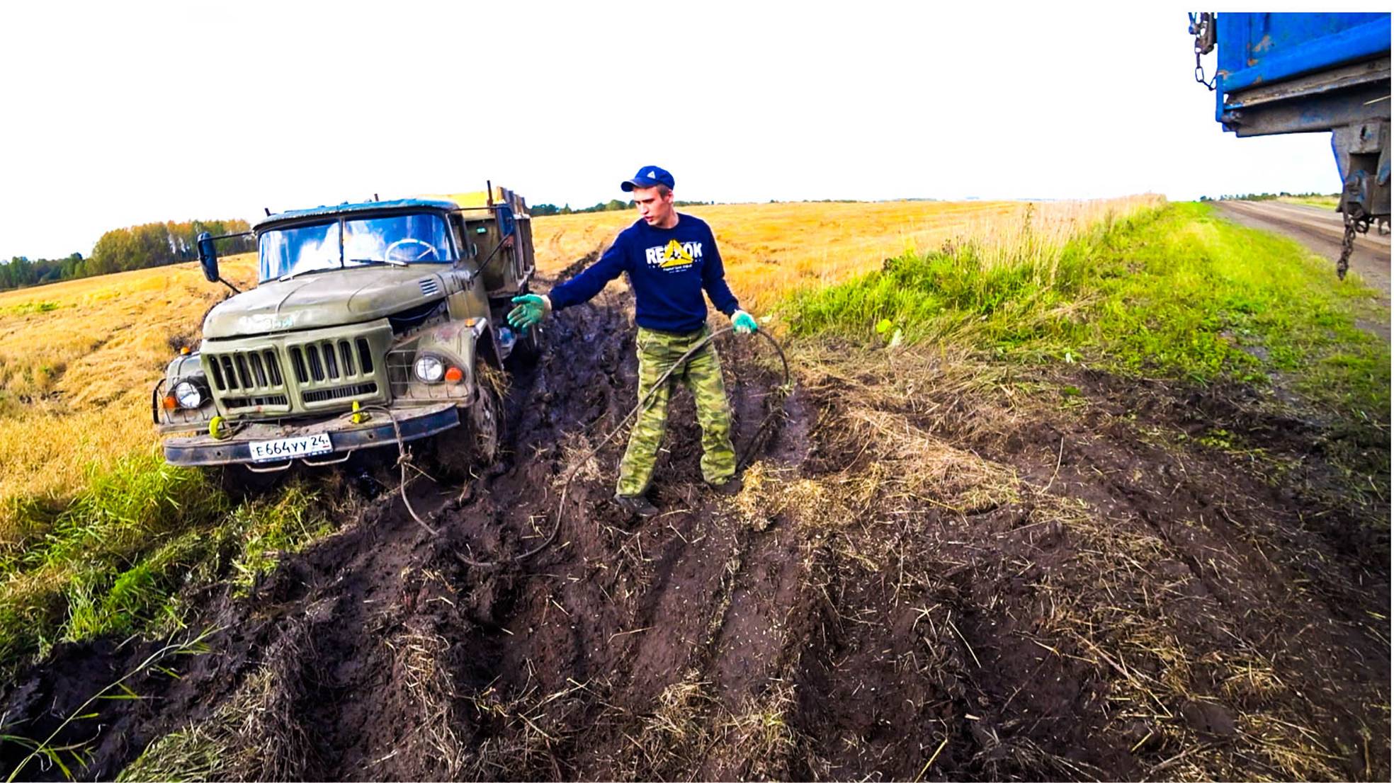 Уборочная. Засадили Зил, вытаскиваю Камазом. Грязь Не Отступает.