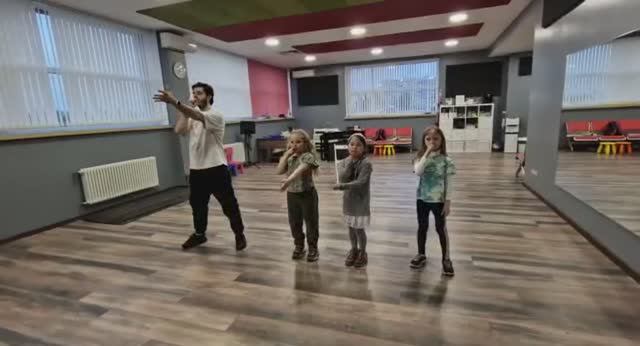 Детки. Подготовка к выступлению.