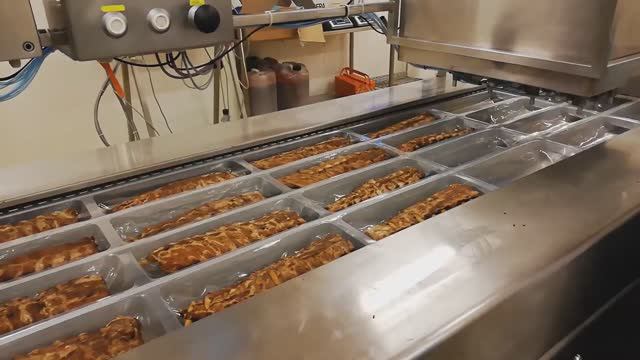 Термоформер COLIMATIC THERA 650 с системой дозирования для упаковки мясных ребер с соусом