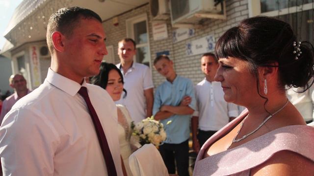 Молодожёнов встречают родители хлебом солью