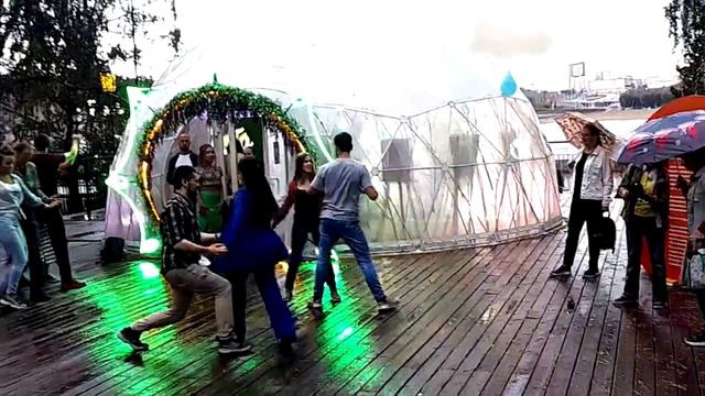 Видео в буквах. Танцуем Хастл)