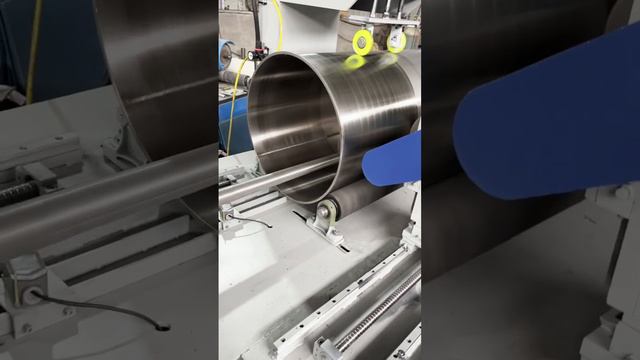 Установка для шлифовки обечаек малого диаметра.