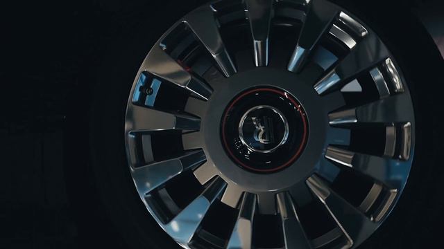 Зеркальные зайцы, леди фуршет и зеркальный артист на встрече гостей при открытии автосалона в Москве