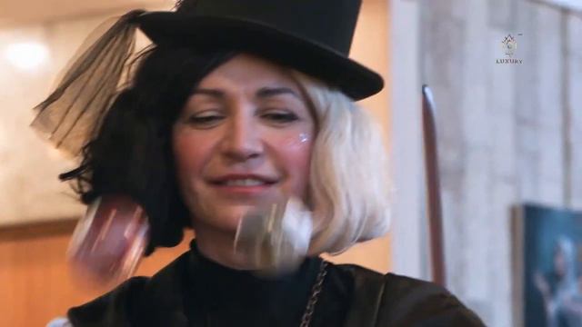 Зеркальные бабочки для встречи гостей перед спектаклем в галерее — заказать шоу в Москве, цены и про