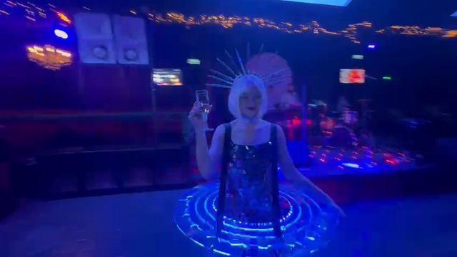 Леди фуршет на встречу гостей и раздачу напитков в Москве — заказать шоу от GO SHOW!