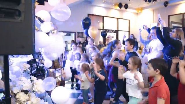 Зеркальные зайчики с шоу на открытии фитнес-клуба в Москве — заказать незабываемое представление