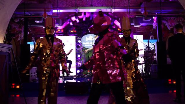 Персонажи на встречу гостей в Москве . Большой выбор зеркальных фигур от GO SHOW