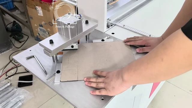 Пневматическое устройство для резки пазов в картоне с опцией удаления уголков