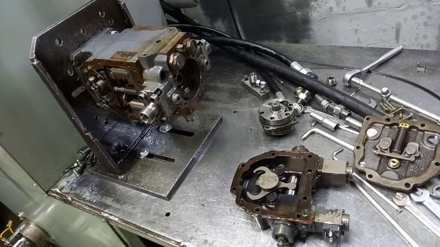 Работа насоса Linde BPV35 на испытательном стенде со снятой крышкой