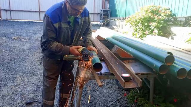 Установка столбов и ферм навеса.