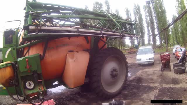 Сварка пластиковой бочки опрыскивателя.