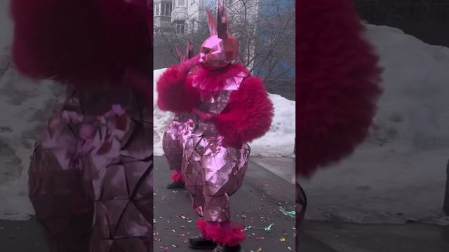 Экспресс поздравление на улице в Москве . Сюрприз для мамы от зеркальных зайчиков