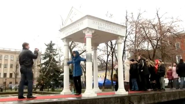 Арка электрических витаминов на площади Маркина