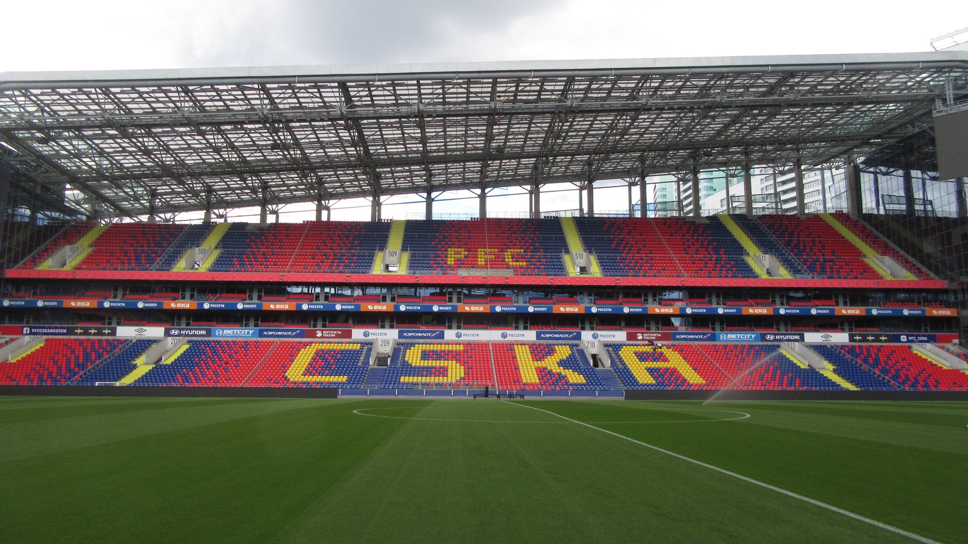 Выходим на поле ВЭБ Арены