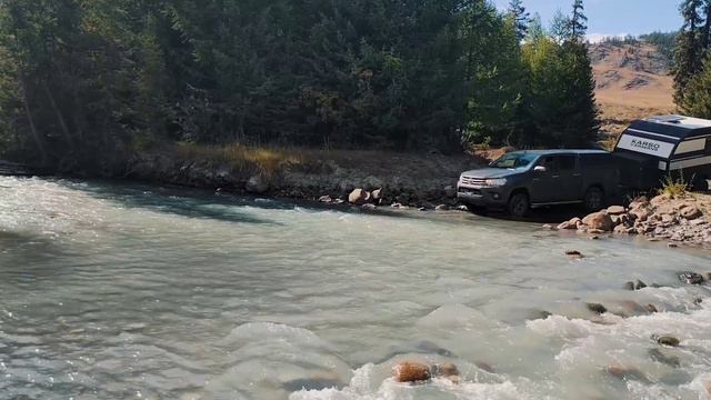 Проезжаем с домом на колесах через реку. Легко!