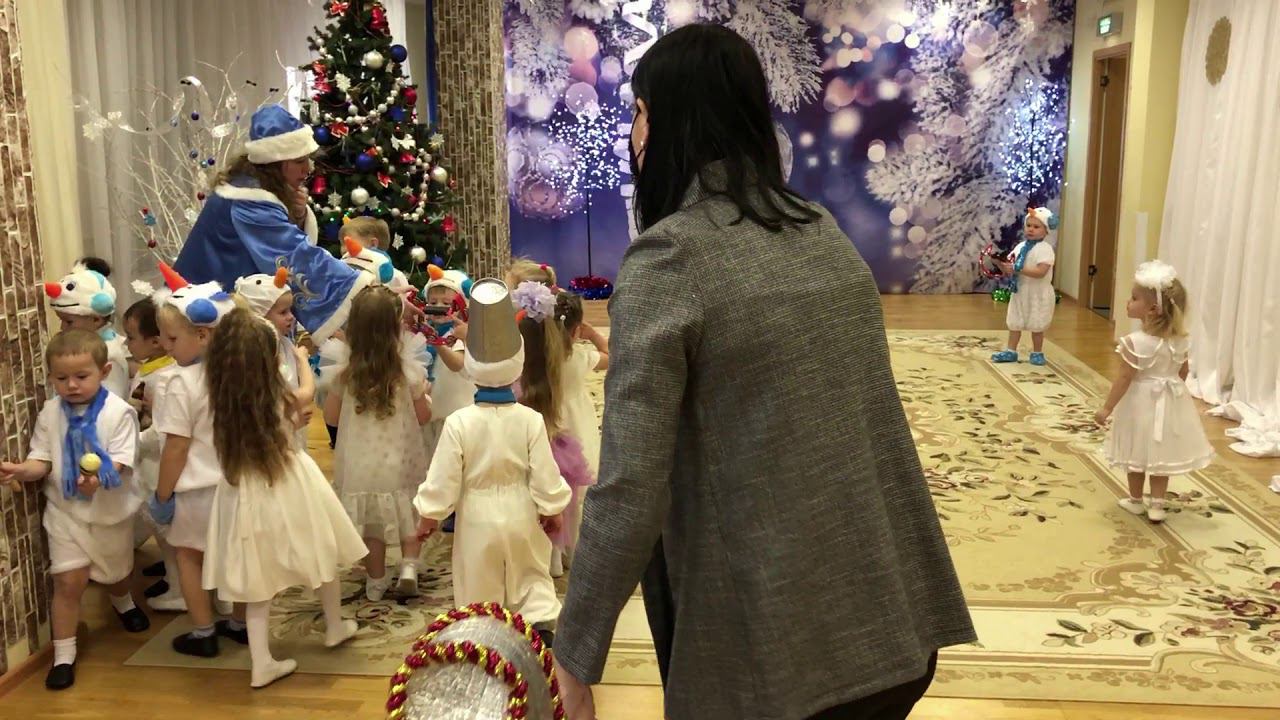 Тимур первый новогодний утренник в саду №10 Лучик 3-я группа Карапузики
