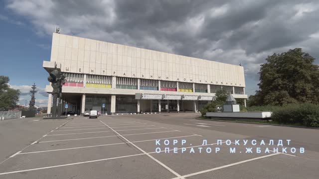 Лев Покусалдт на выставке "История Российского дизайна. Избранное" в ЦДХ.