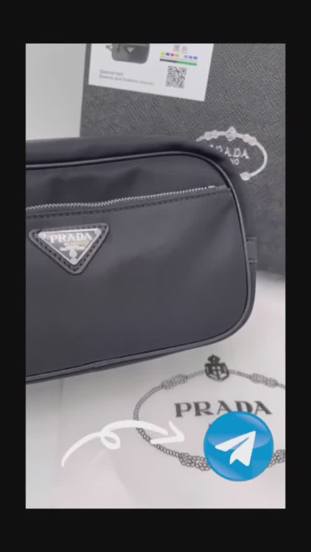 Косметичка Prada, выполненная из кожи и нейлона, представлена в чёрном цвете.
