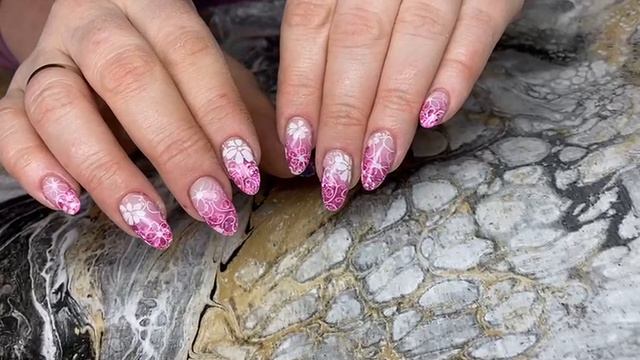 маникюр цветным полигелем со стемпингом