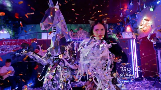 Бумажное шоу с зеркальными персонажами — яркое развлечение для праздников в Москве!