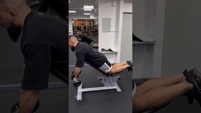 Тяга гантелей на скамье 45 градусов с опорой грудью