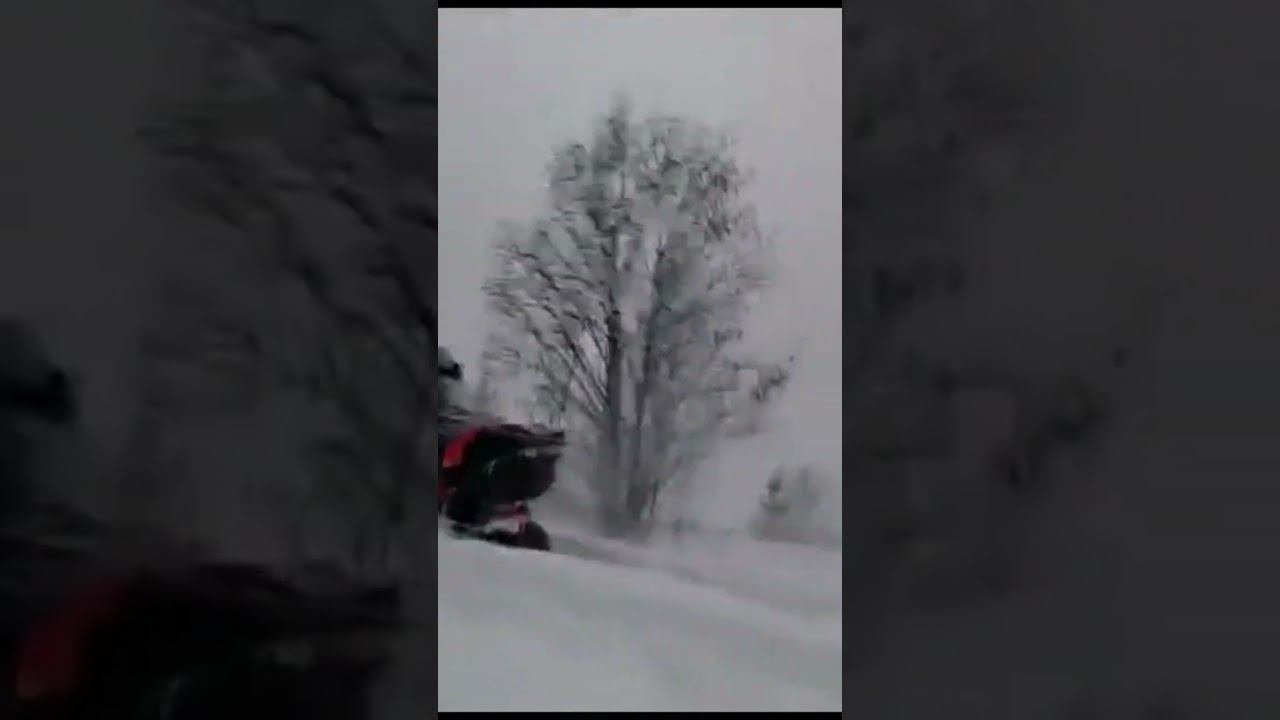 Жека "взрывает" снег...Атака 2. Прыжки на снегоходах Русской механики