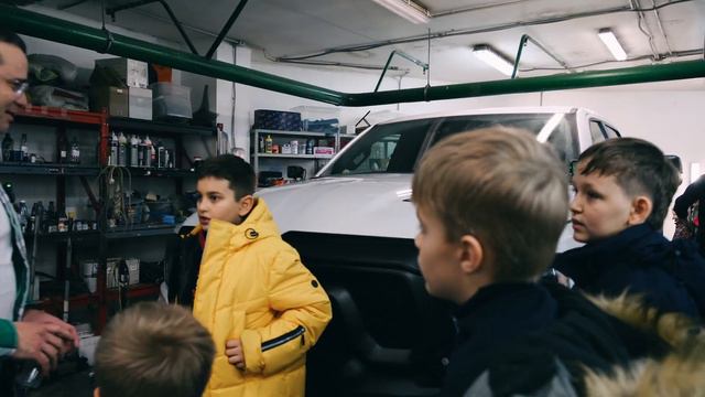 К нам нагрянула делегация молодых мужчин