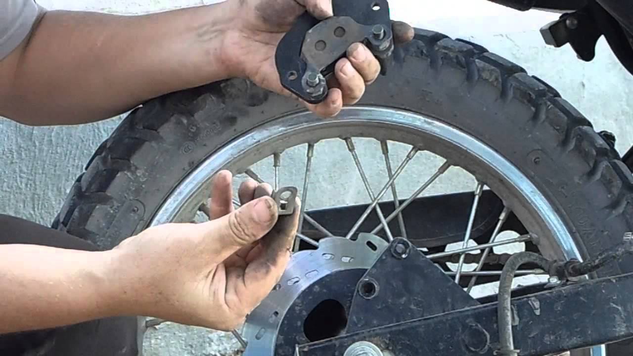 Как заменить задние тормозные колодки в мотоцикле