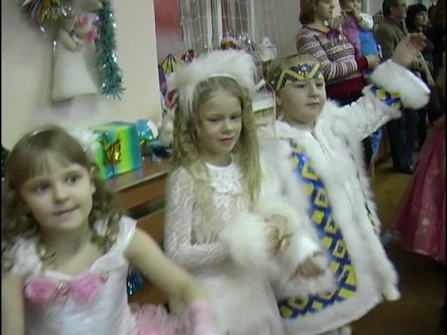 Новогодняя ёлка 1а и 1б класса 15 школы 2011