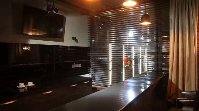 Деревянные жалюзи ENZO с электрокарнизом. Поворот ламелей