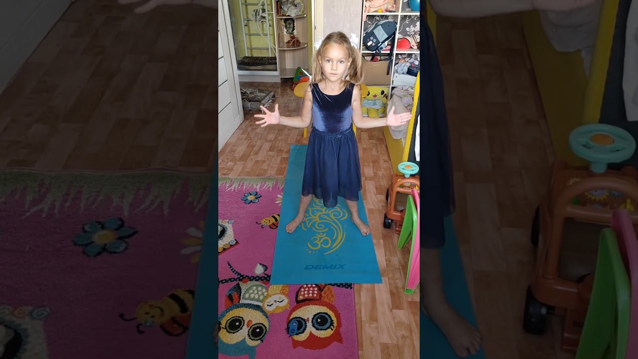 Танец-сампридумка  #ксюшкапушка #танец #пятница13 #французскийбульдог