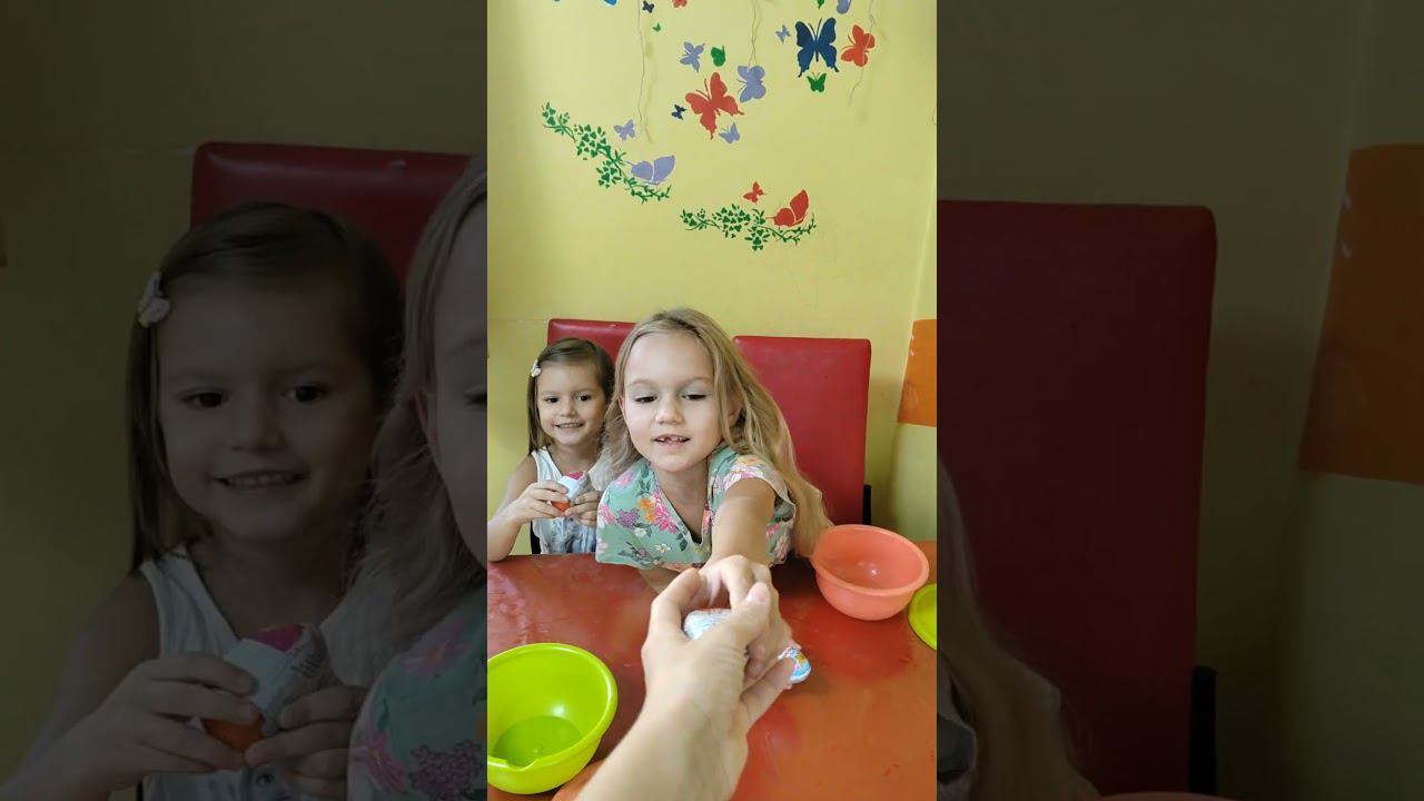 Как делятся сестры #сестринскаялюбовь #ксюшаимаша #кухня #киндерсюрпризы #киндер #делимпополам