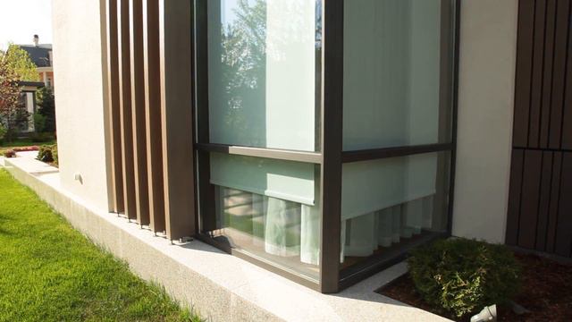 Рулонные шторы блэкаут с электрокарнизом. Высокие окна