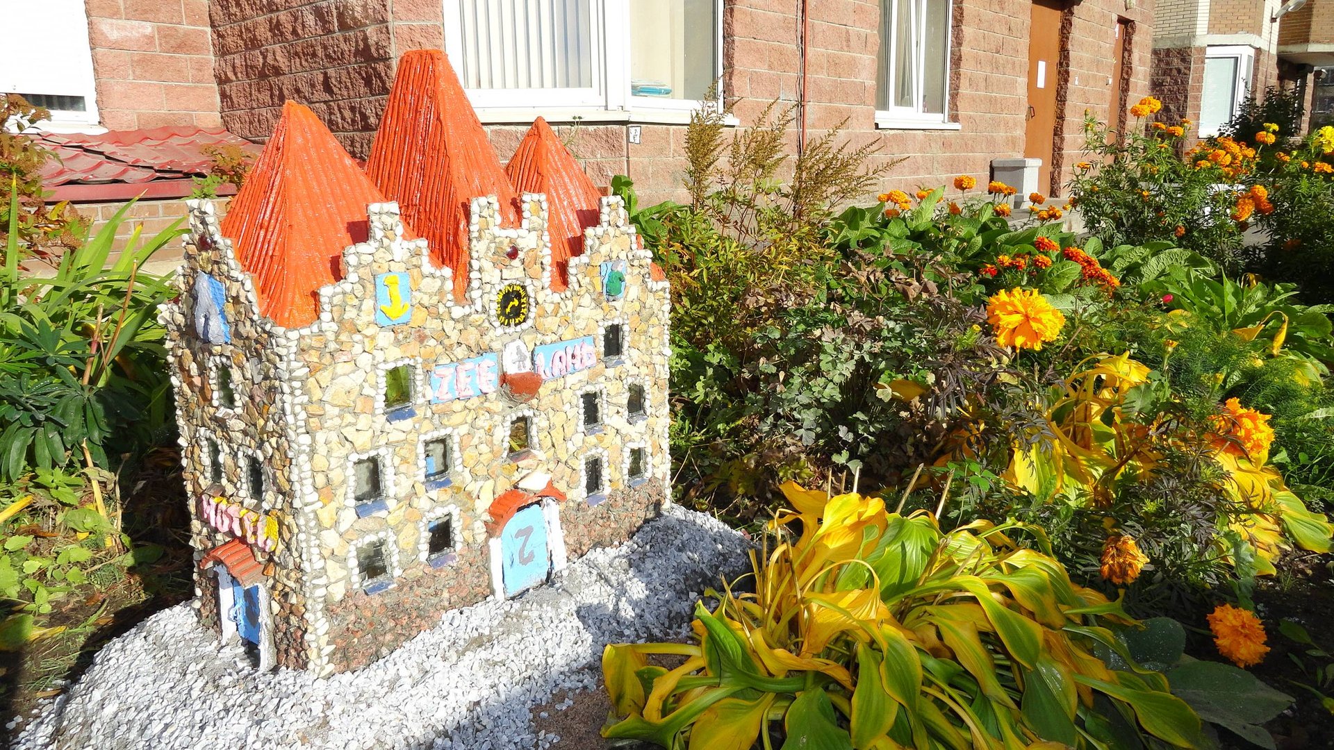 Цветы в городе . Маленький сказочный городок.