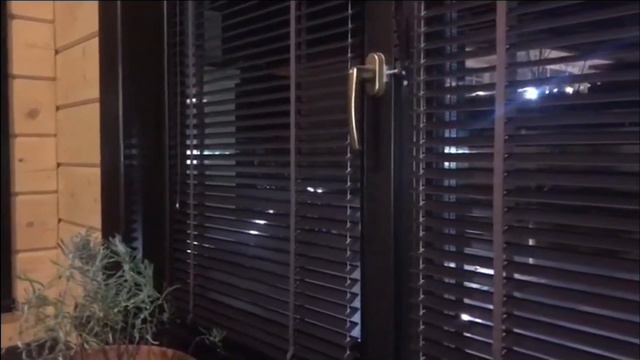 Жалюзи Enzo из дерева Абаш 25 мм на поворотно-откидных створках