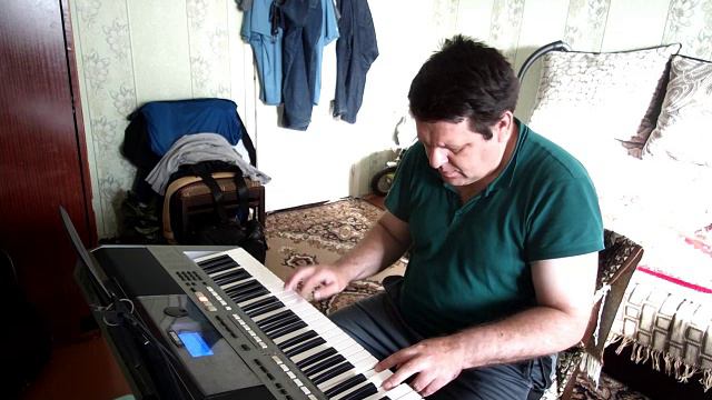 Сыграл разное