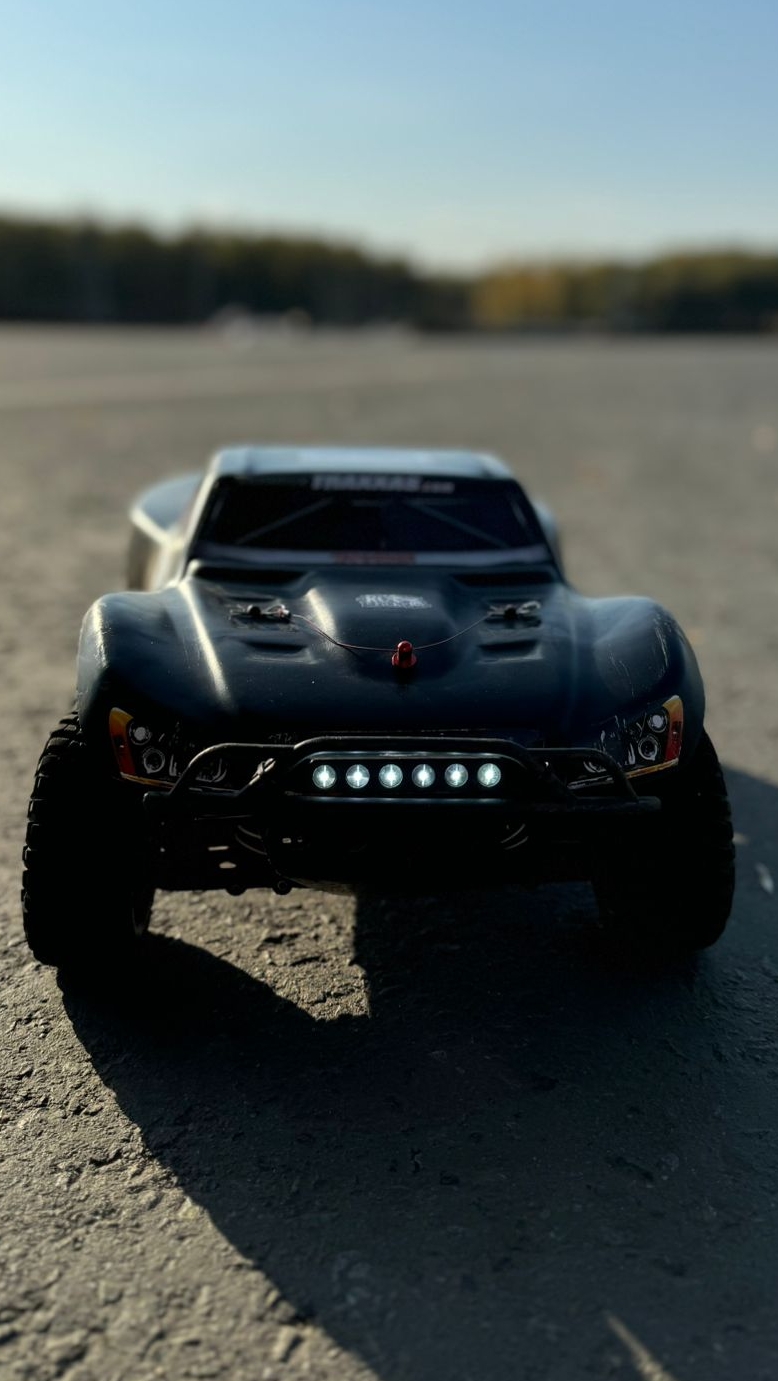 TRAXXAS Slash на трамплине