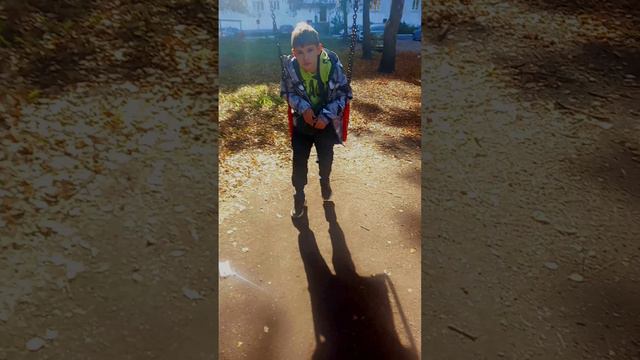 Сколько человек сможет качаться на качелях?