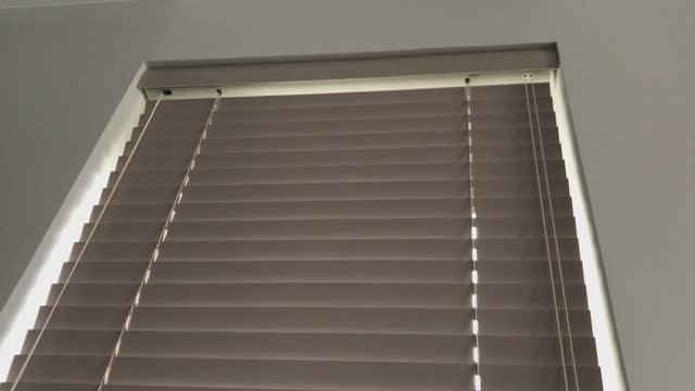 Деревянные жалюзи ENZO с декоративными отвесами и ручным управлением