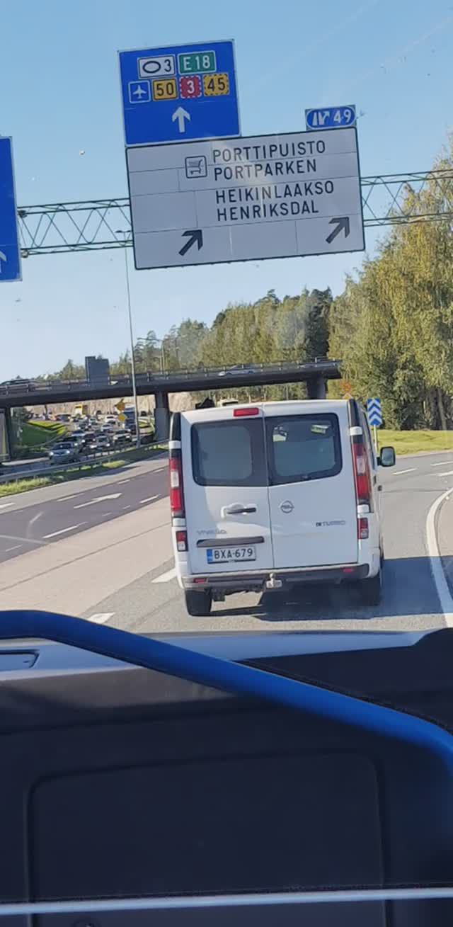 #Хельсинки По трассе 75 от Viikki до IKEA Вантаа в городском автобусе 20.09.2024 вертикальная съёмка