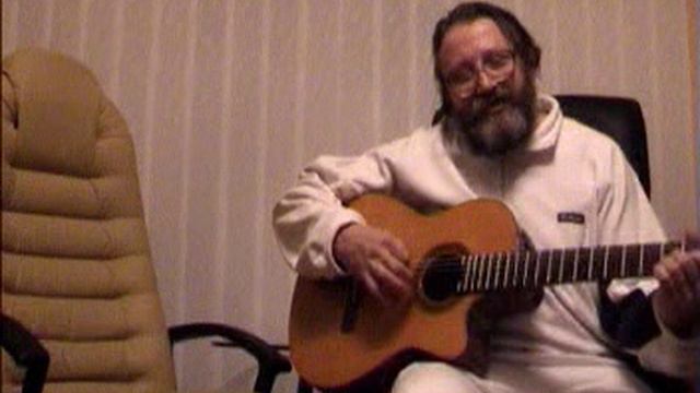 По гранитной стене