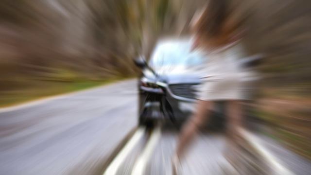 Она идёт по ГОРОДУ. клип