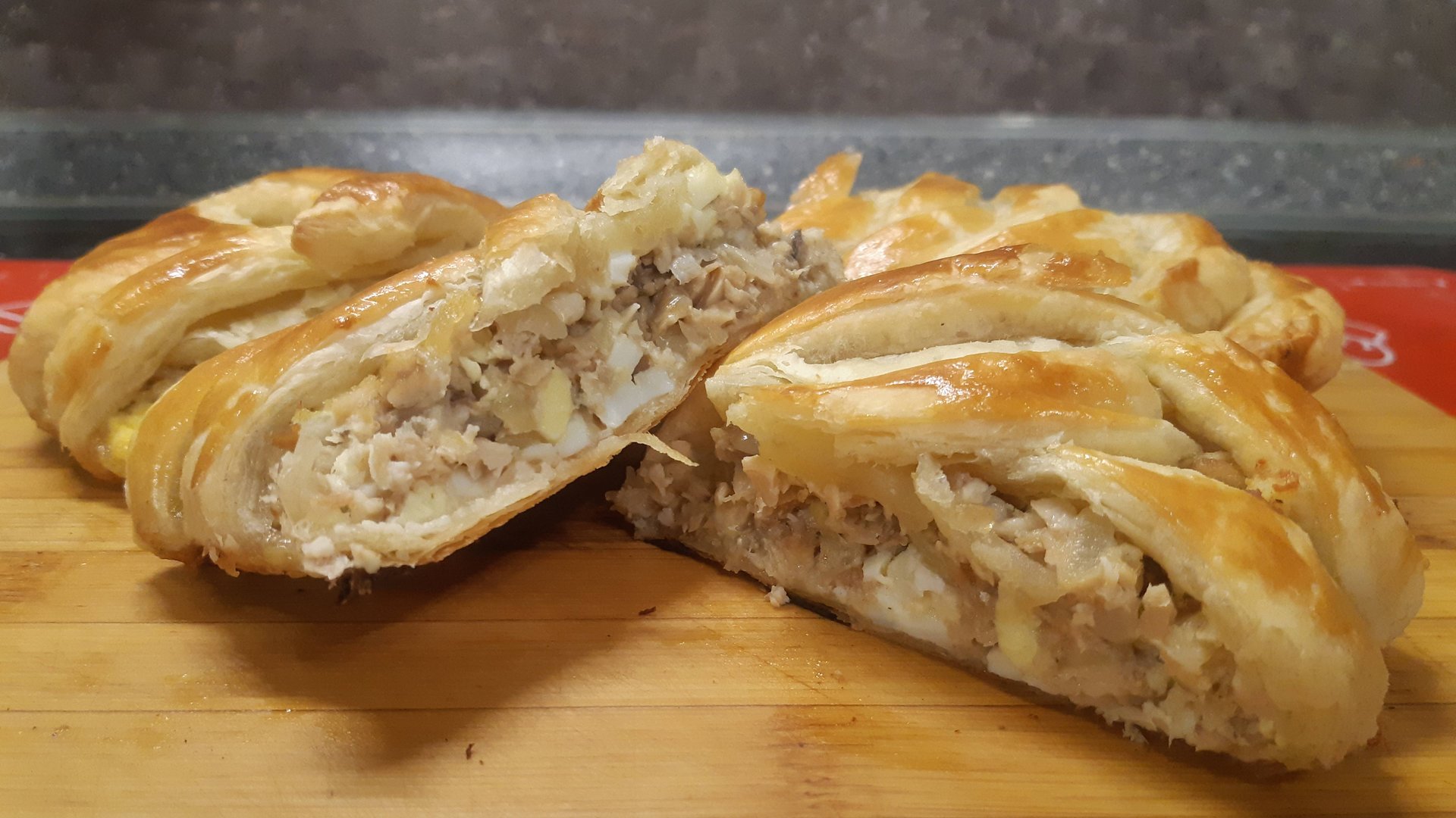 Слоеный пирог с горбушей