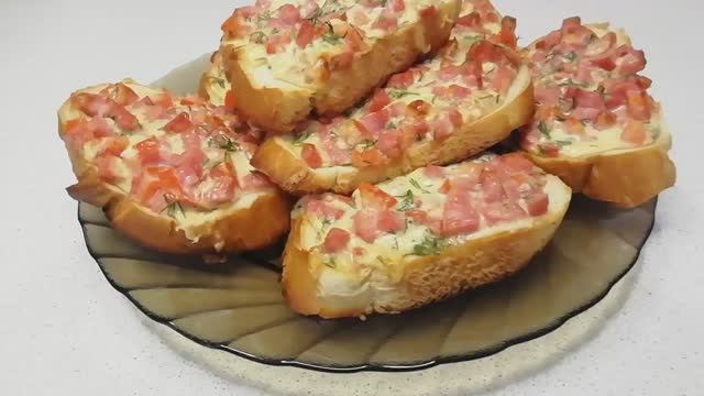 Хрустящая пицца из батона за 8 минут. Вам точно понравится такой рецепт.