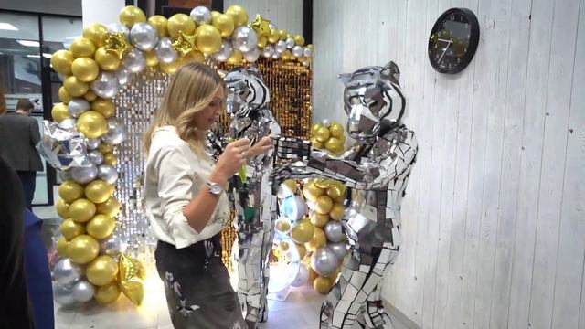 Зеркальные серебряные тигры на корпоративе в Москве — яркое шоу от GO SHOW