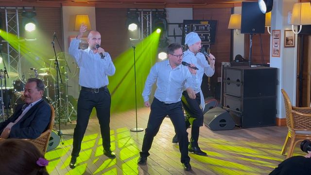 Поющие официанты