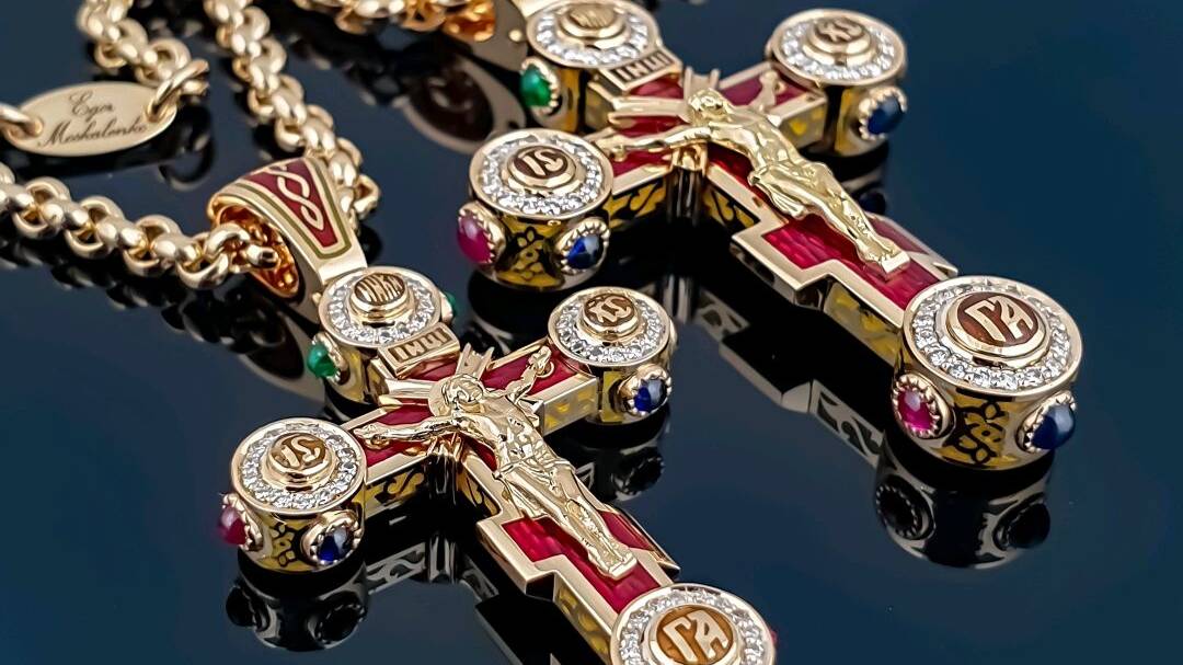 Пара нательных золотых крестов красного цвета с драгоценными камнями