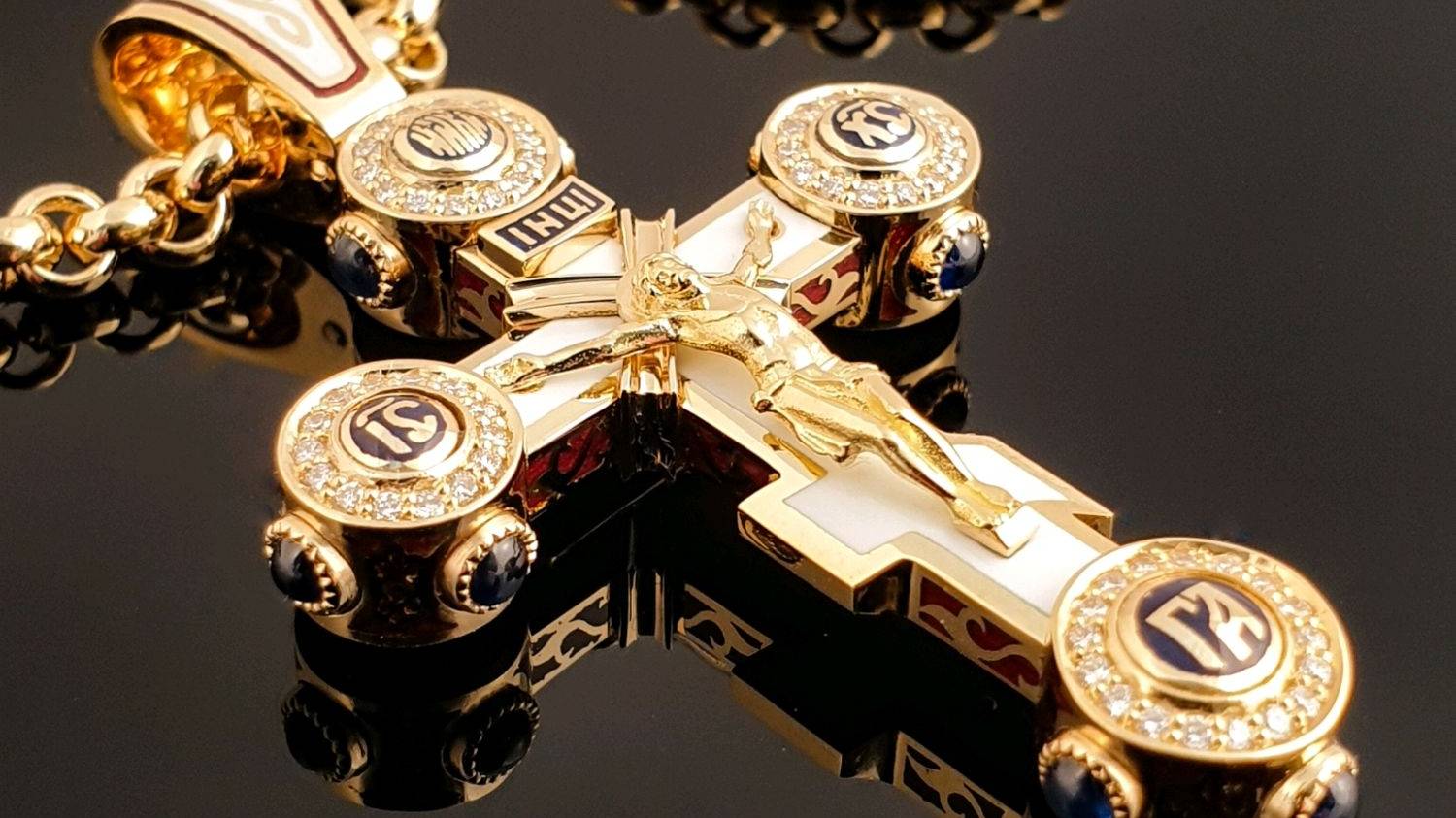 Золотой нательный русский крест с белой эмалью, бриллиантами и сапфирами